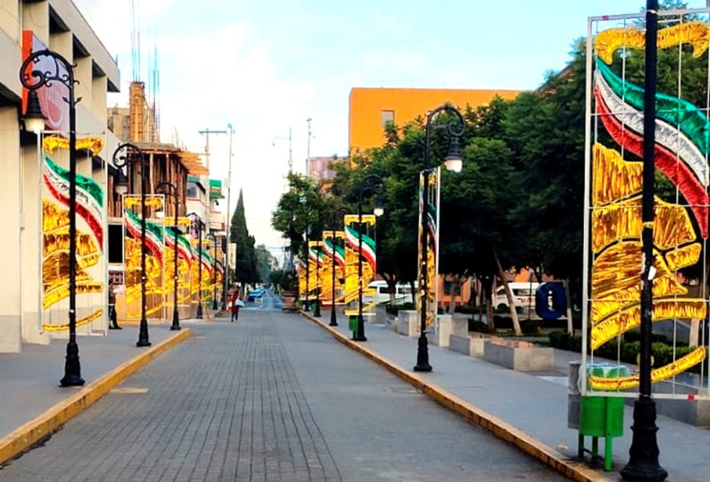 Colocan adornos y alumbrado de fiestas patrias en Tulancingo ...