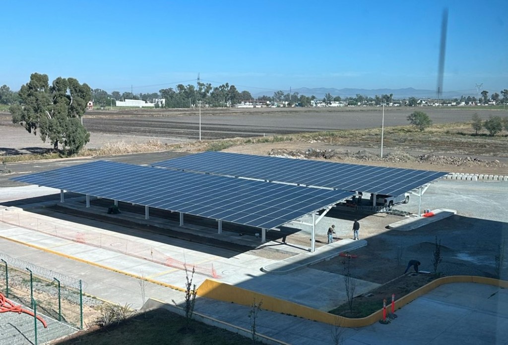 Por culminar instalación de paneles fotovoltaicos al exterior de ...