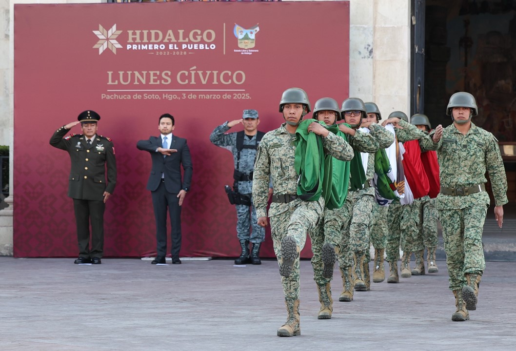 Alejandro Velázquez, encabeza lunes cívico en Plaza Juárez ...