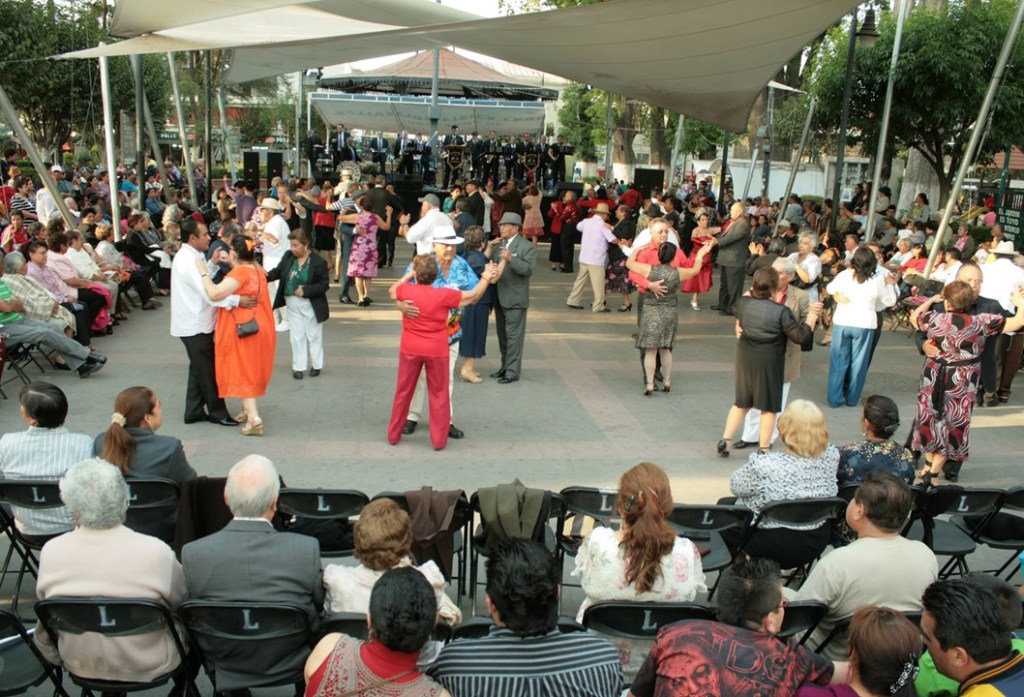 Danzonera en vivo, para festejar a mamás de los Jueves de Danzón ...